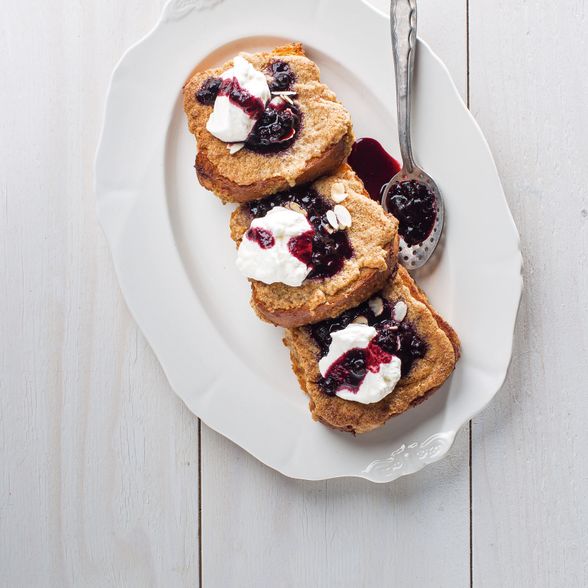 Crostini z halloumi i jagodami